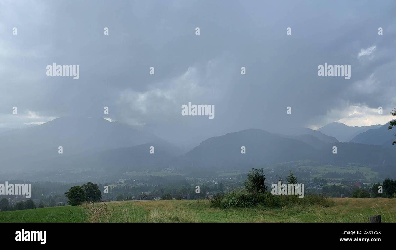 Starke Gewitter und Unwetter zogen am Dienstag über die Hohe Tatra hinweg. Besonders heftig traf ...