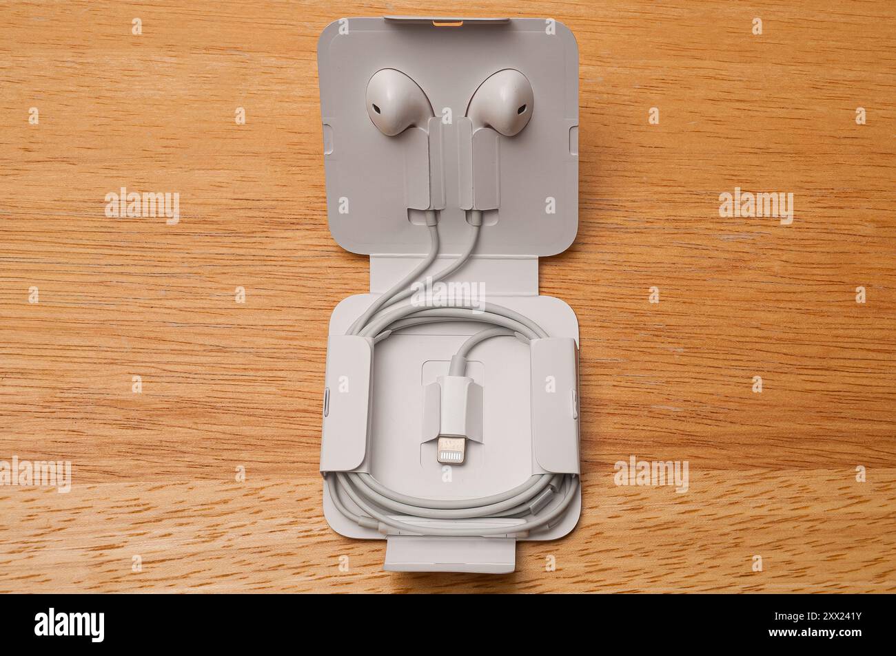 iPhone 8+ Earbuds New-In-Package (NIP Stock Photo - Alamy