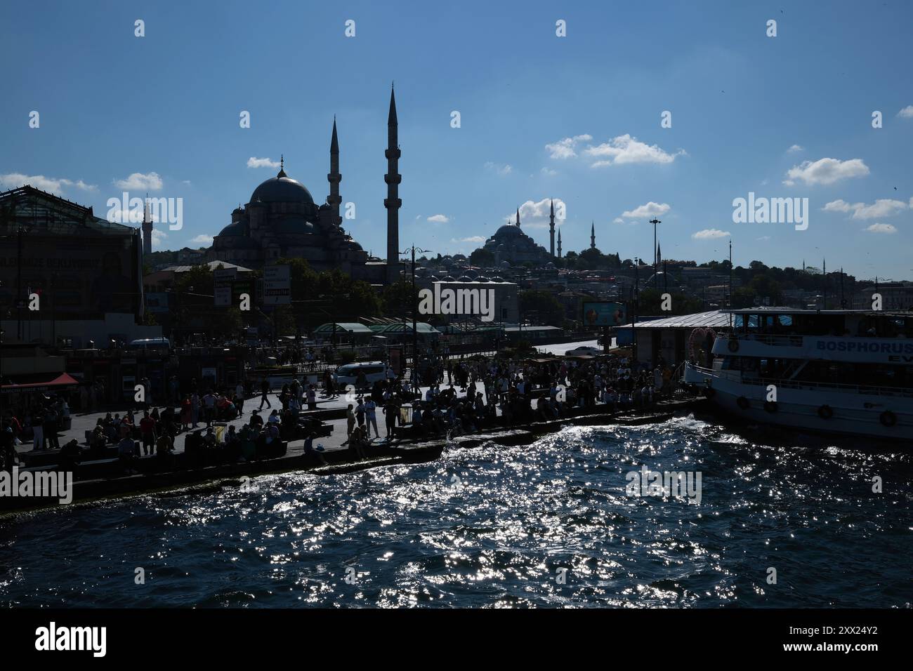 İstanbul, Turkey : A view of the Eminönü district in Istanbul. Eminönü ...