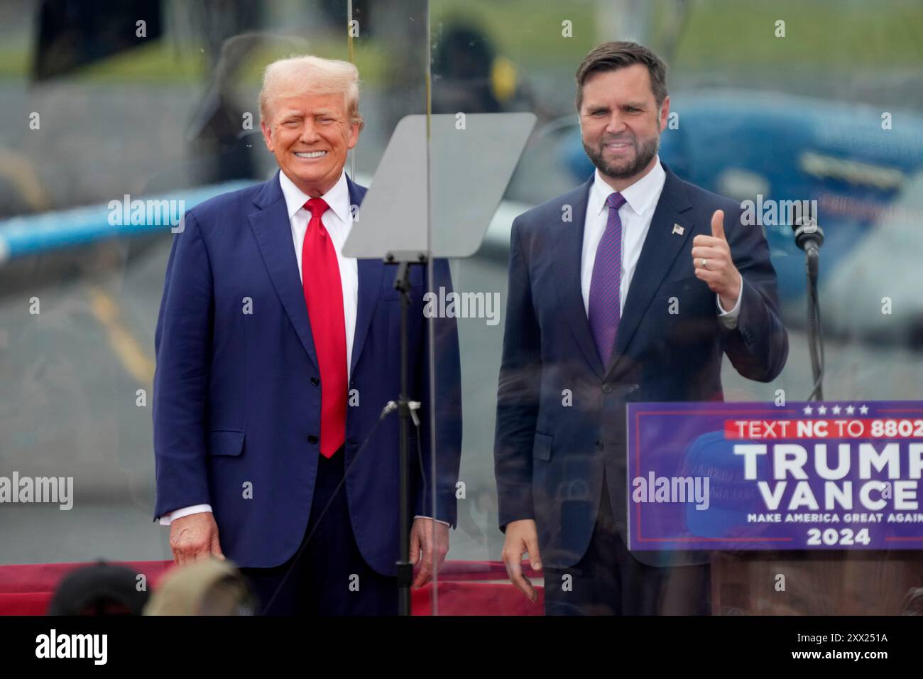 Republican presidential nominee former President Donald Trump, left ...
