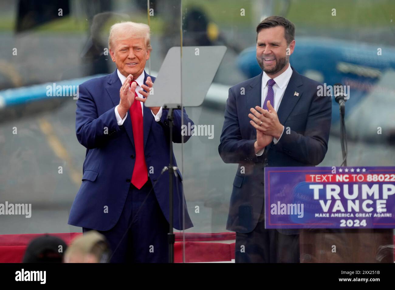 Republican presidential nominee former President Donald Trump, left ...