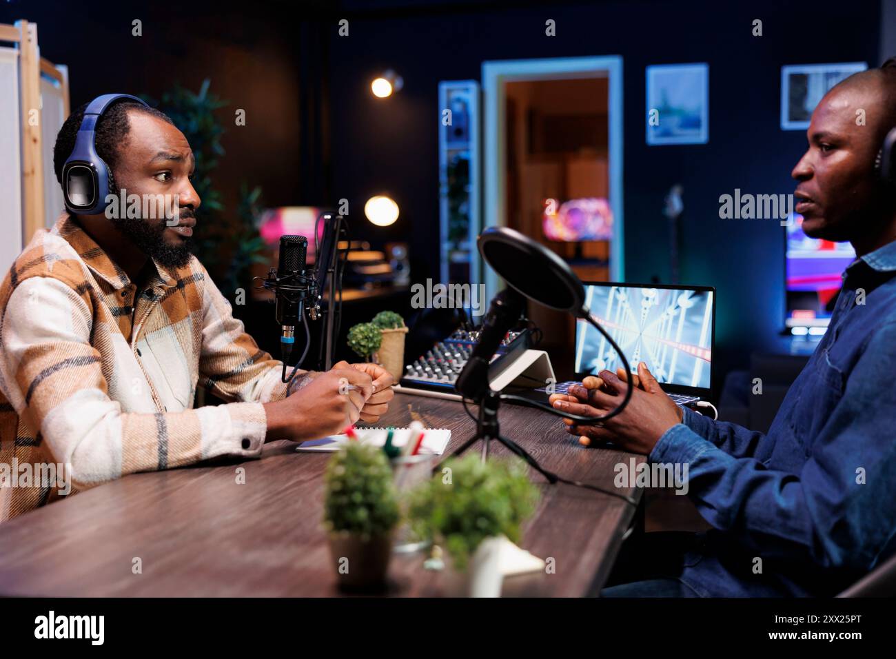 Male guest hi-res stock photography and images - Alamy