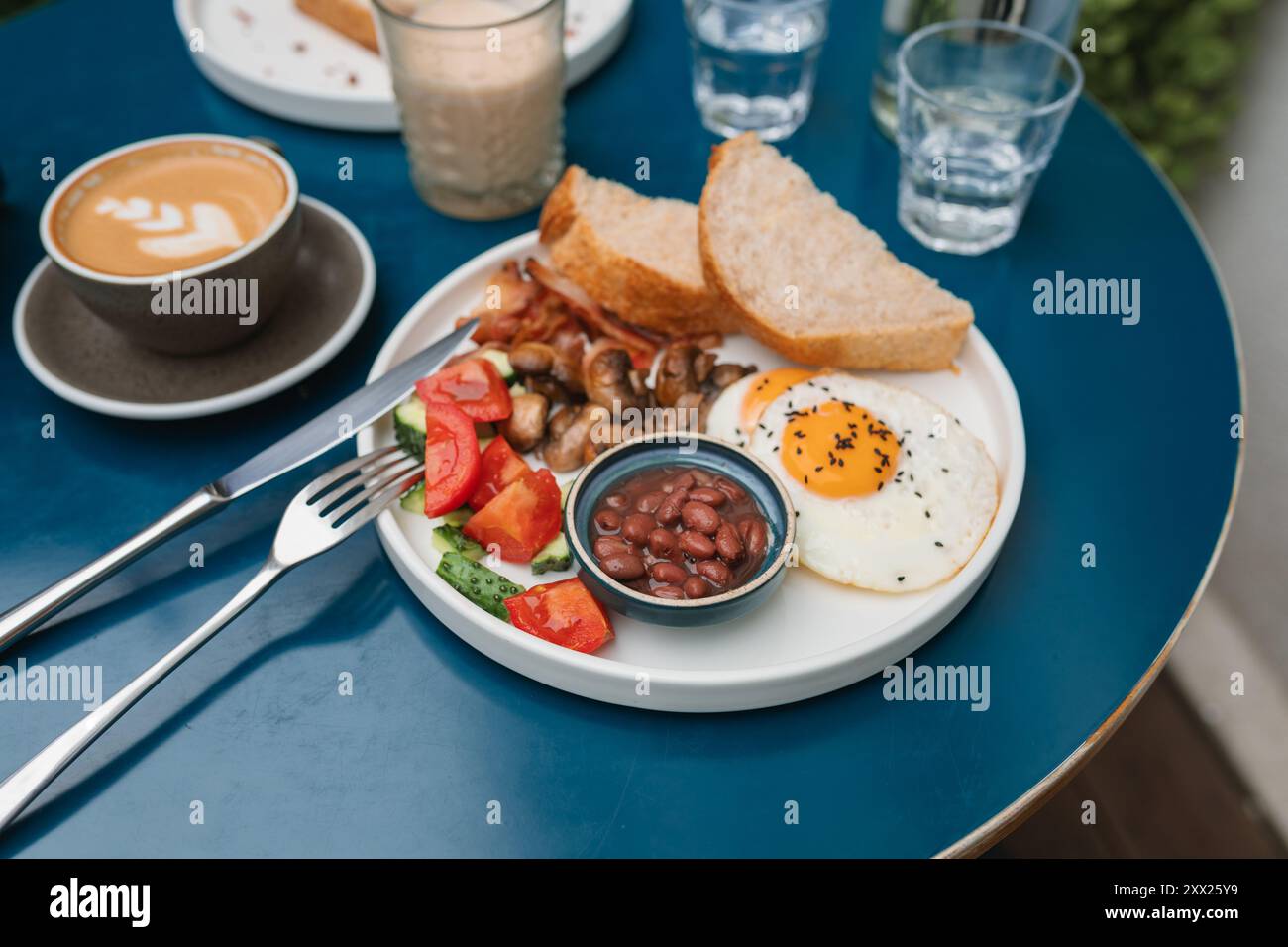 Traditional English breakfast with baked beans, bacon, fried eggs ...