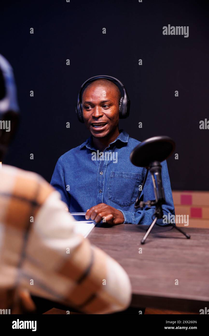 Black male guest hi-res stock photography and images - Alamy