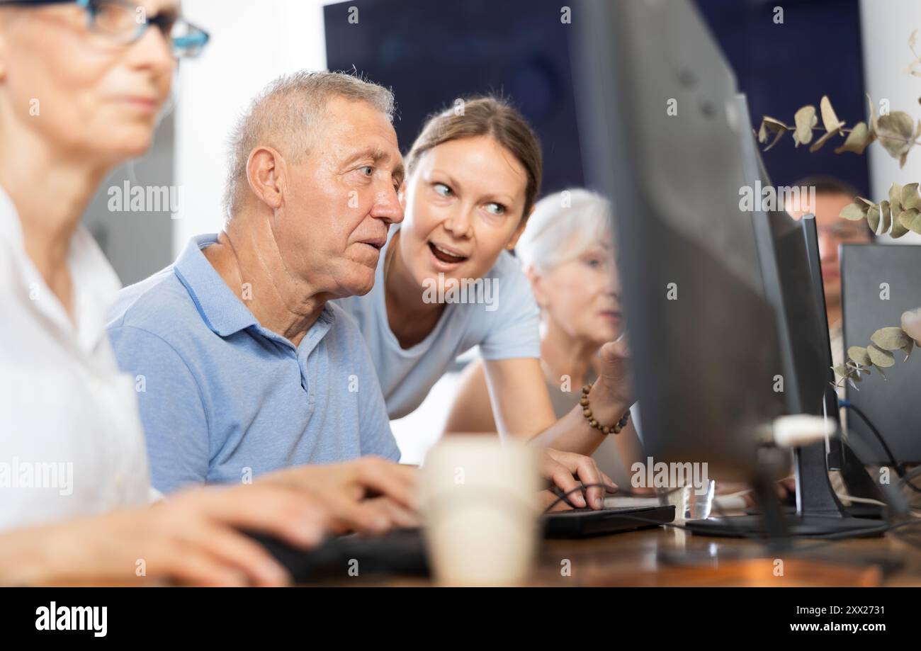 Elderly man mentoring young hi-res stock photography and images - Alamy