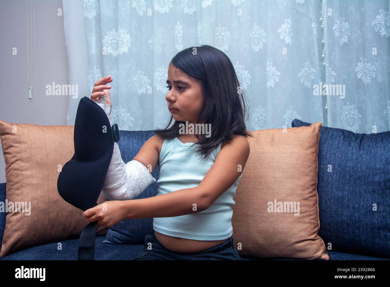The girl with a broken arm puts on a bandage Stock Photo - Alamy