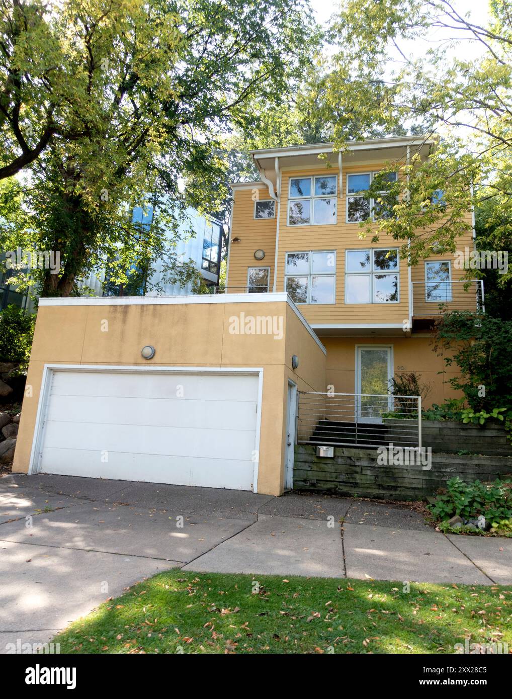 Attached garage hi-res stock photography and images - Alamy