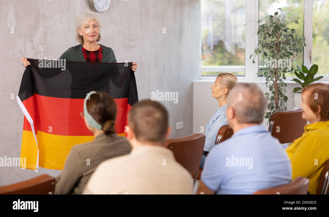 Teacher with German flag tells the story of the emergence of the state ...