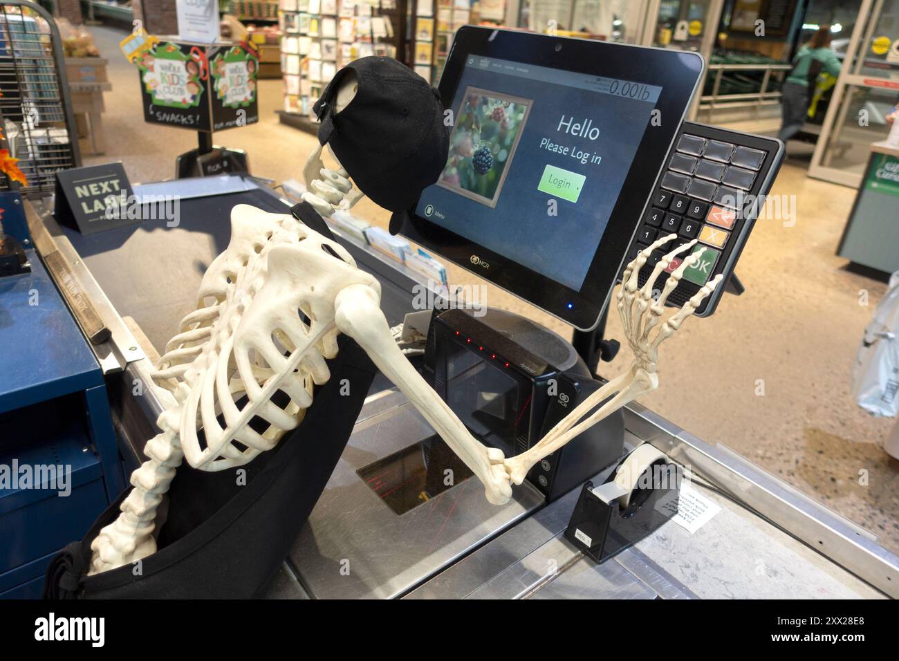 Skeleton working computer grocery store keypad checkout hi-res stock photography and images - Alamy