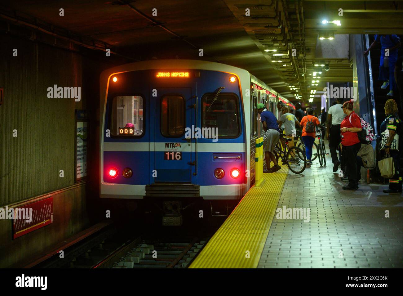 Mta subway logo hi-res stock photography and images - Alamy