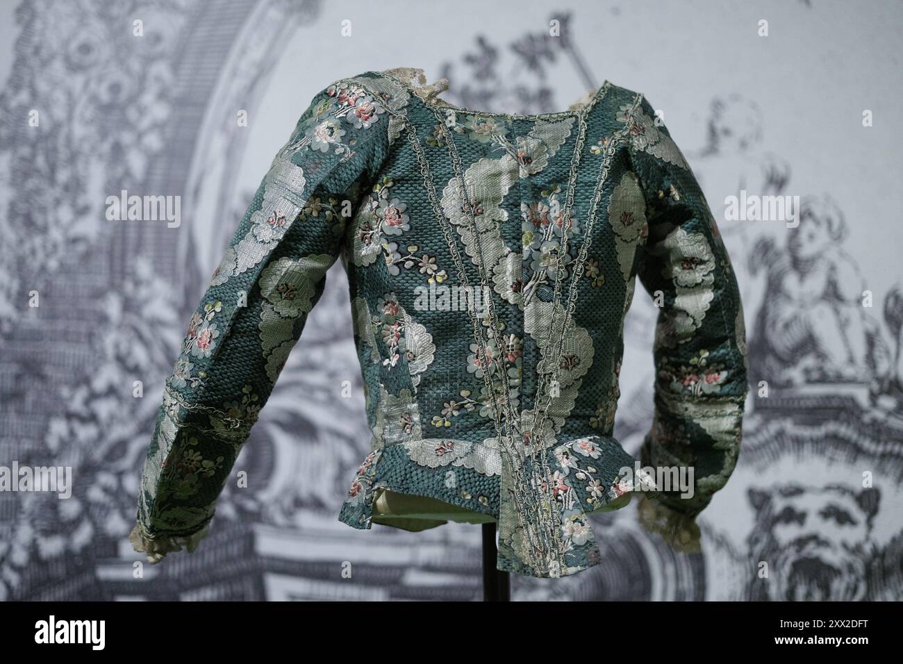 Exhibition costume museum dressing hi-res stock photography and images ...