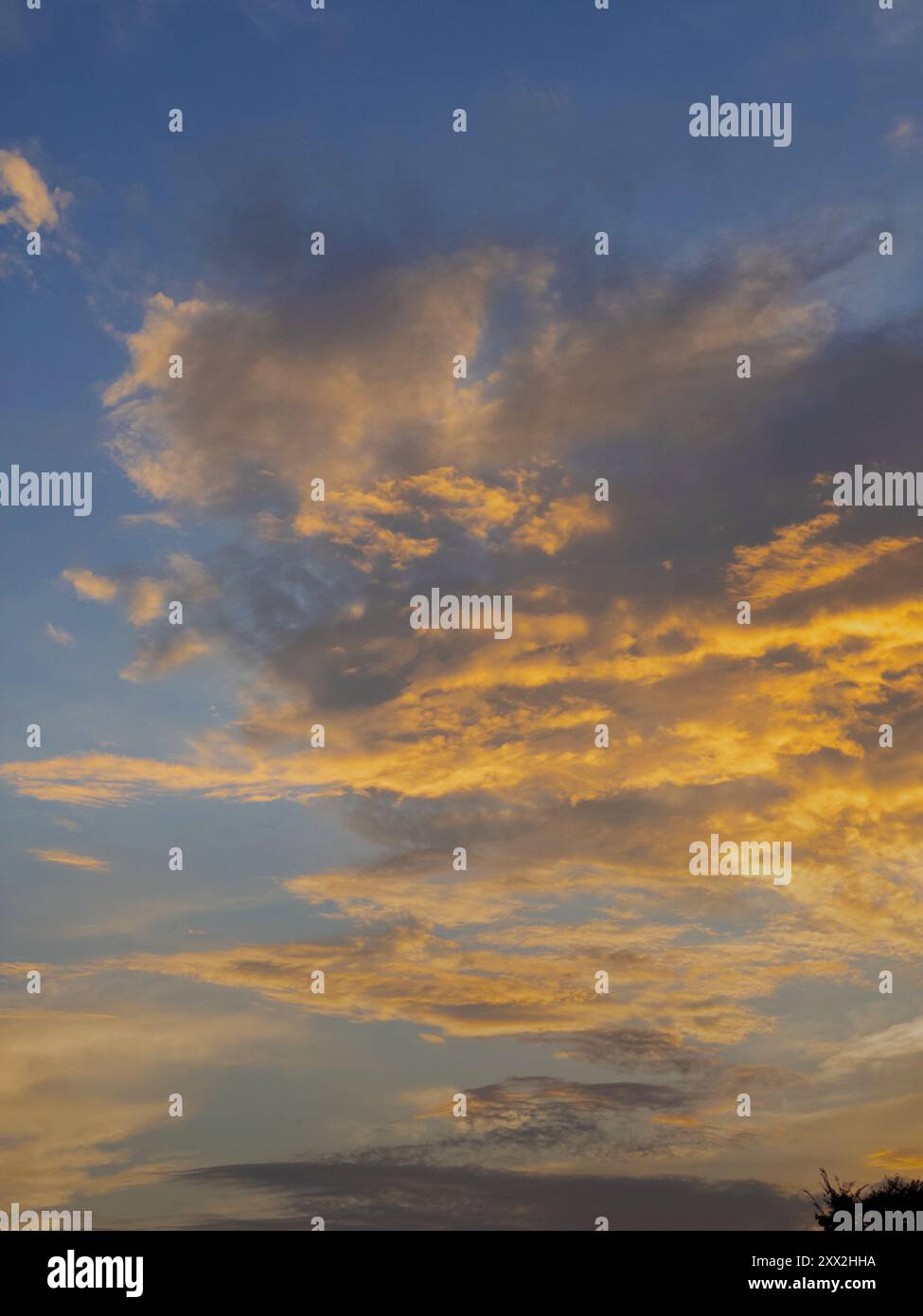 Sun in blue sky seamlessly hi-res stock photography and images - Alamy