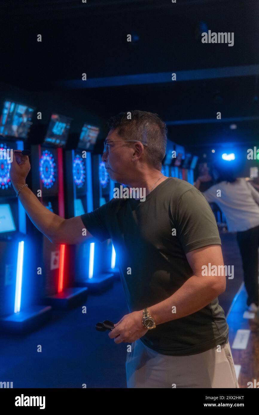 Man throwing a dart hi-res stock photography and images - Alamy