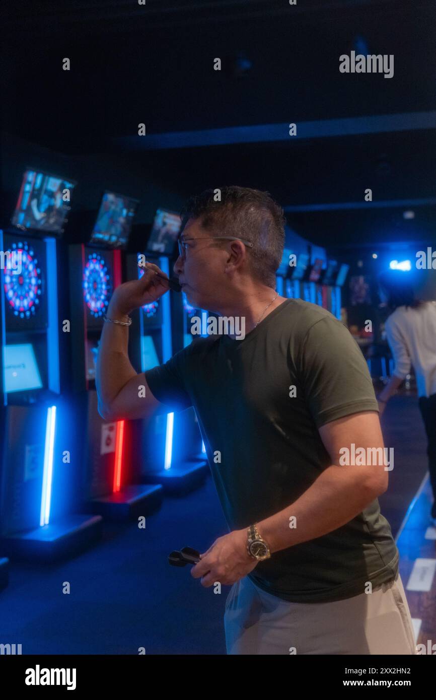 Man throwing a dart hi-res stock photography and images - Alamy