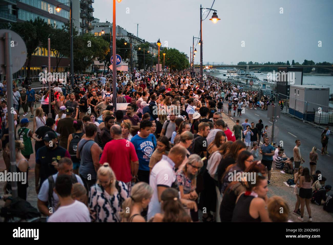 Hundreds of thousands of Hungarians gathered at the Danube River in ...