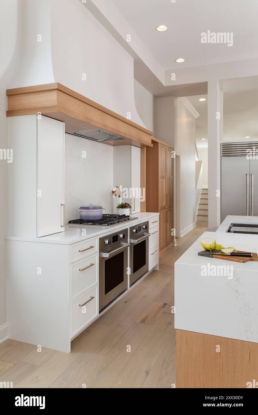 Hanstone quartz strato waterfall countertop and backsplash hi-res stock ...