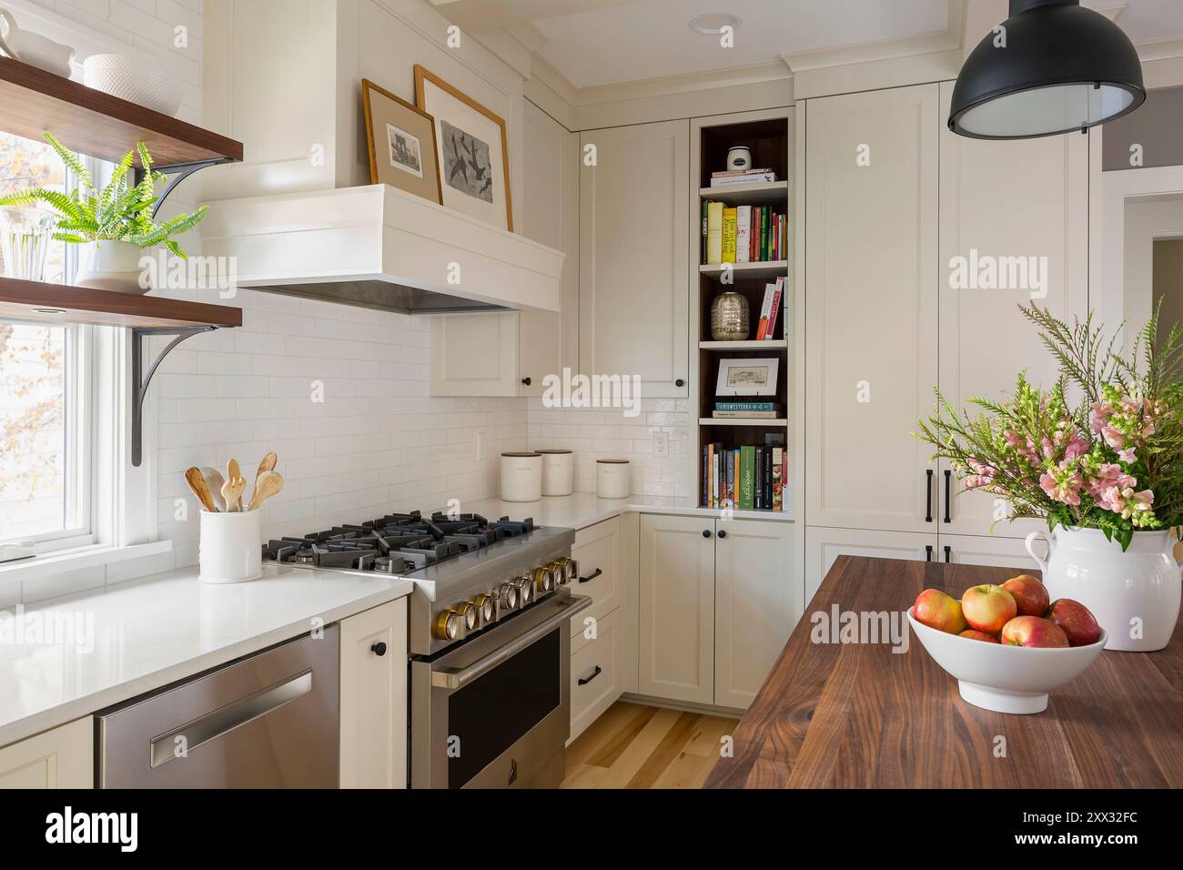 Hanstone montauk quartz countertops hi-res stock photography and images ...