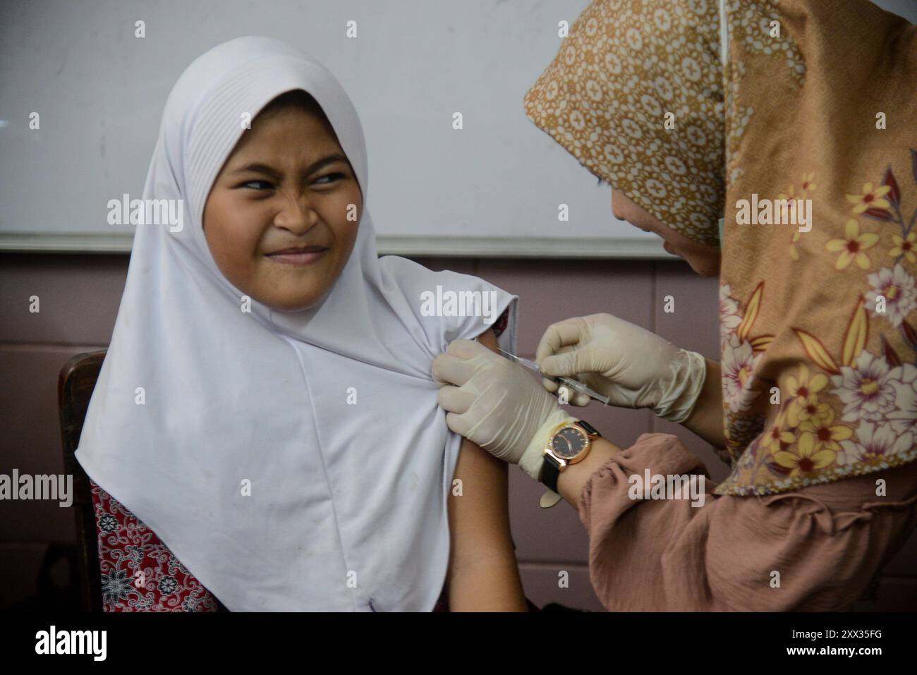 Bogor, West Java, Indonesia. 22nd Aug, 2024. A health workers inject ...