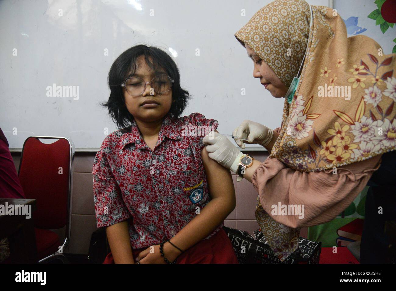 Bogor, West Java, Indonesia. 22nd Aug, 2024. A health workers inject ...