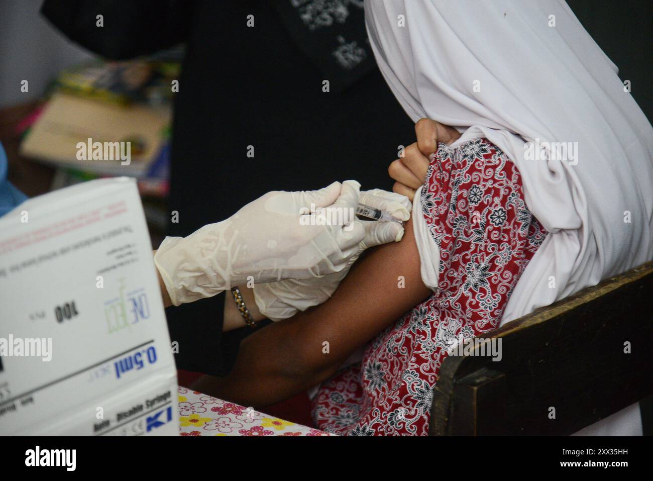 Bogor, West Java, Indonesia. 22nd Aug, 2024. A health workers inject ...