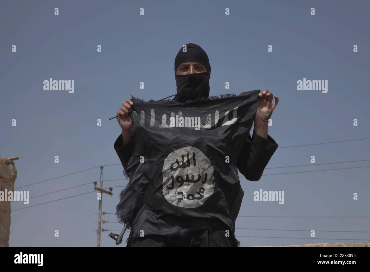 An slamic State fighter raise the Islamic State flag during the process ...