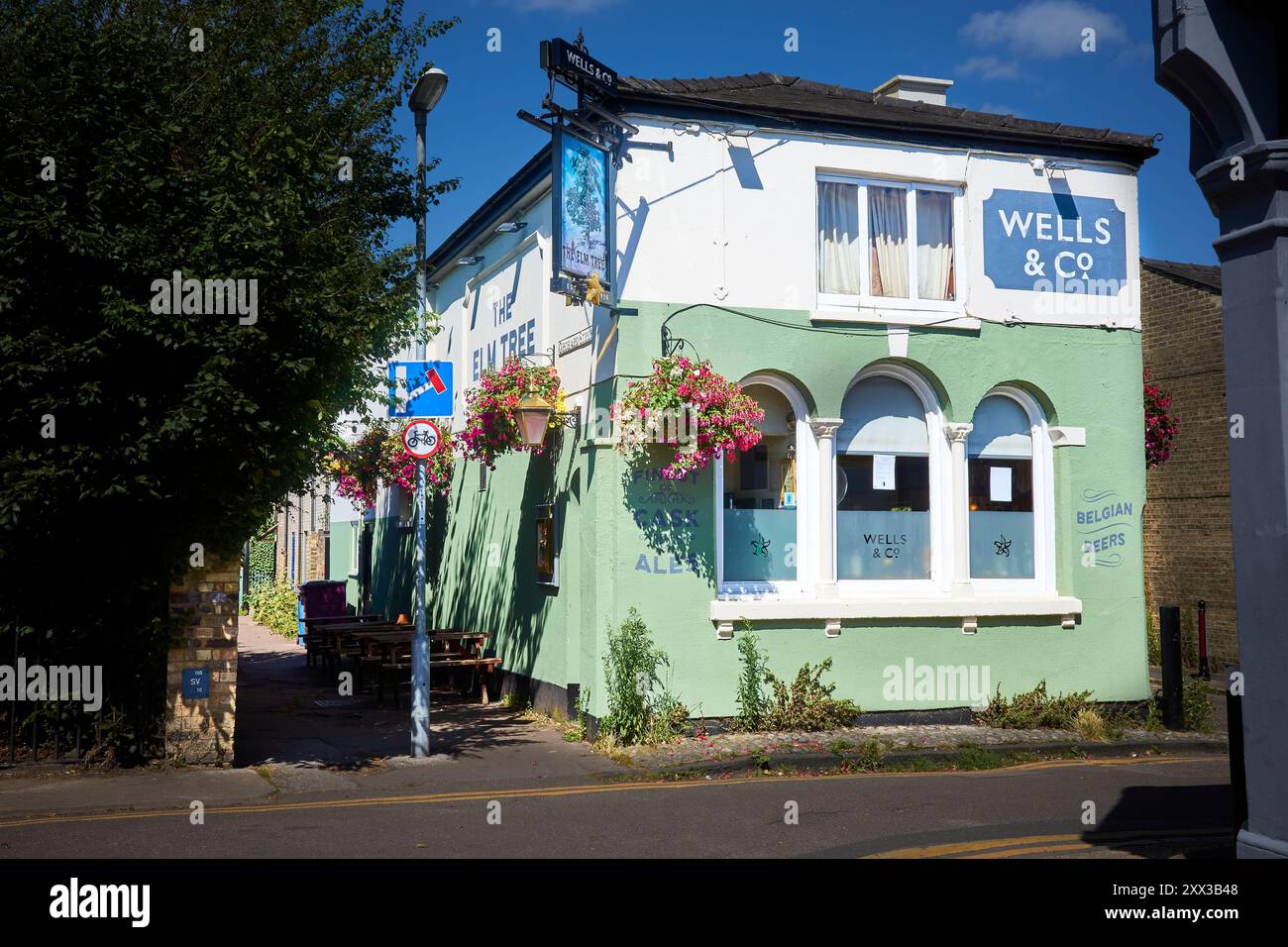The Elm Tree public house (Wells & Co), Cambridge, England Stock Photo ...