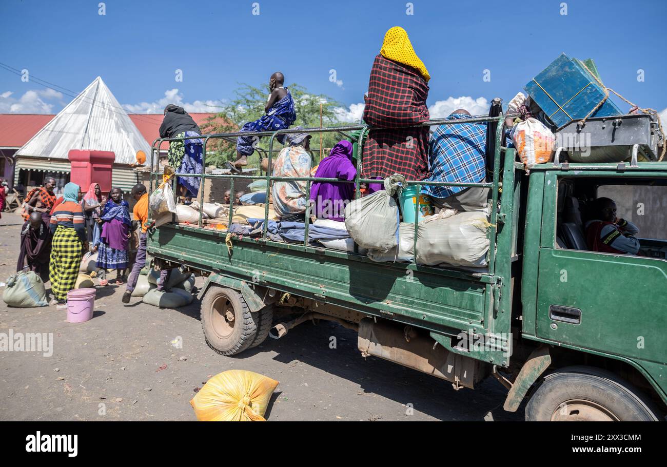 Maasai going to market, Engaruka, Arusha, Tanzania Stock Photo - Alamy