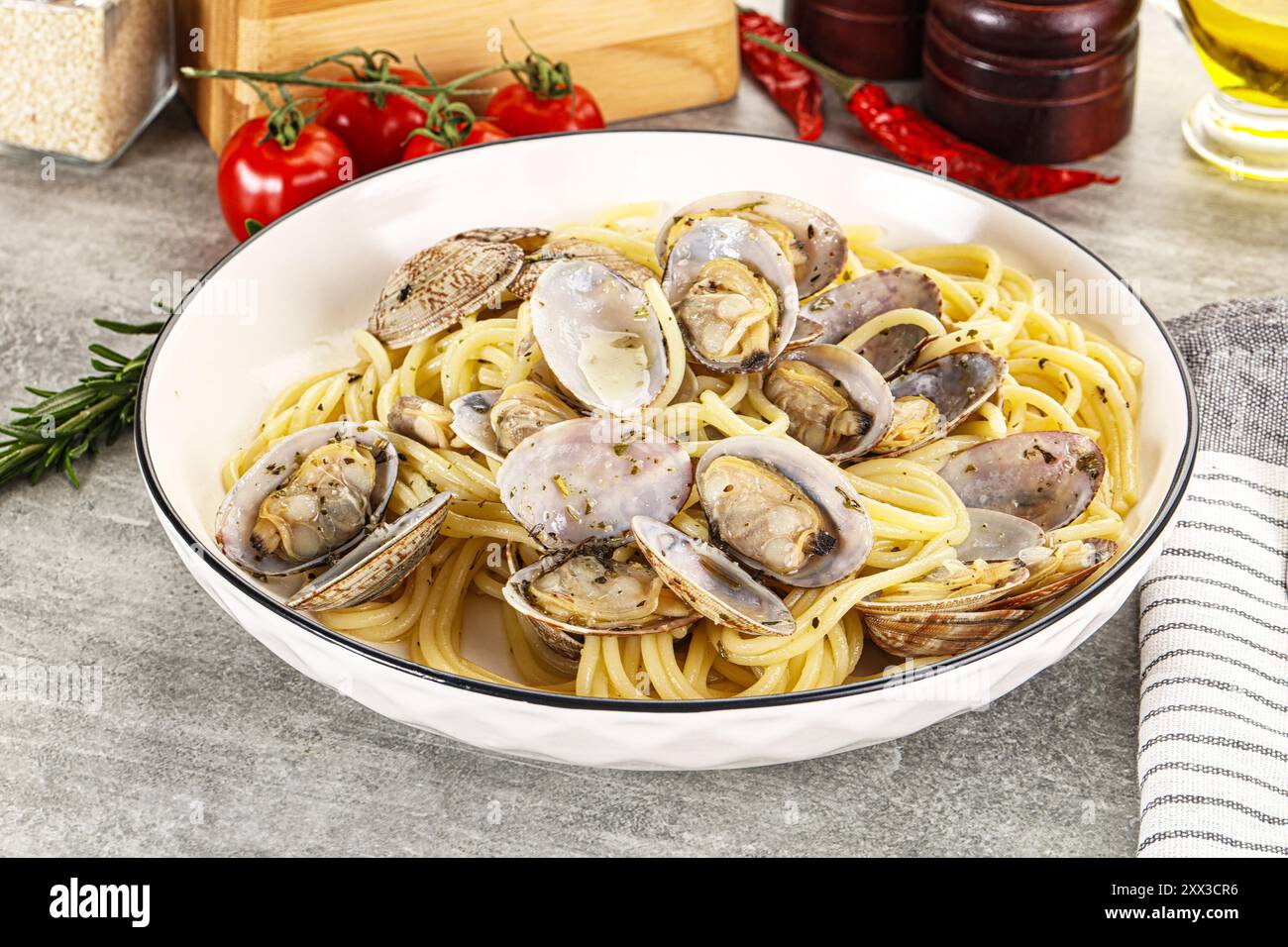 Italian pasta - Spaghetti vongole with clams and sauce Stock Photo - Alamy
