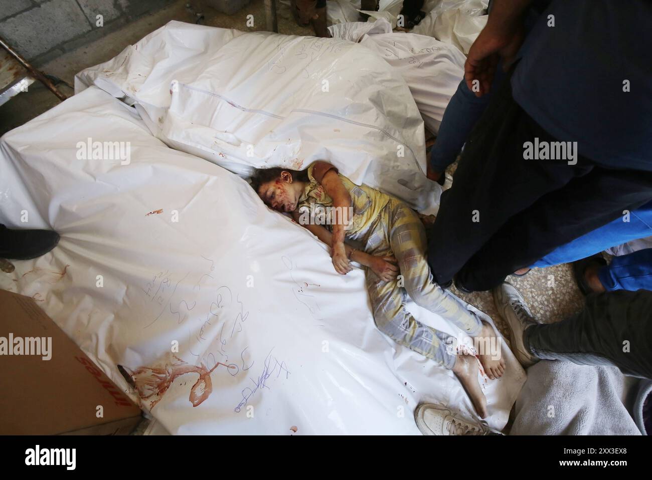 Relatives of Palestinians, including children, who died as a result of ...