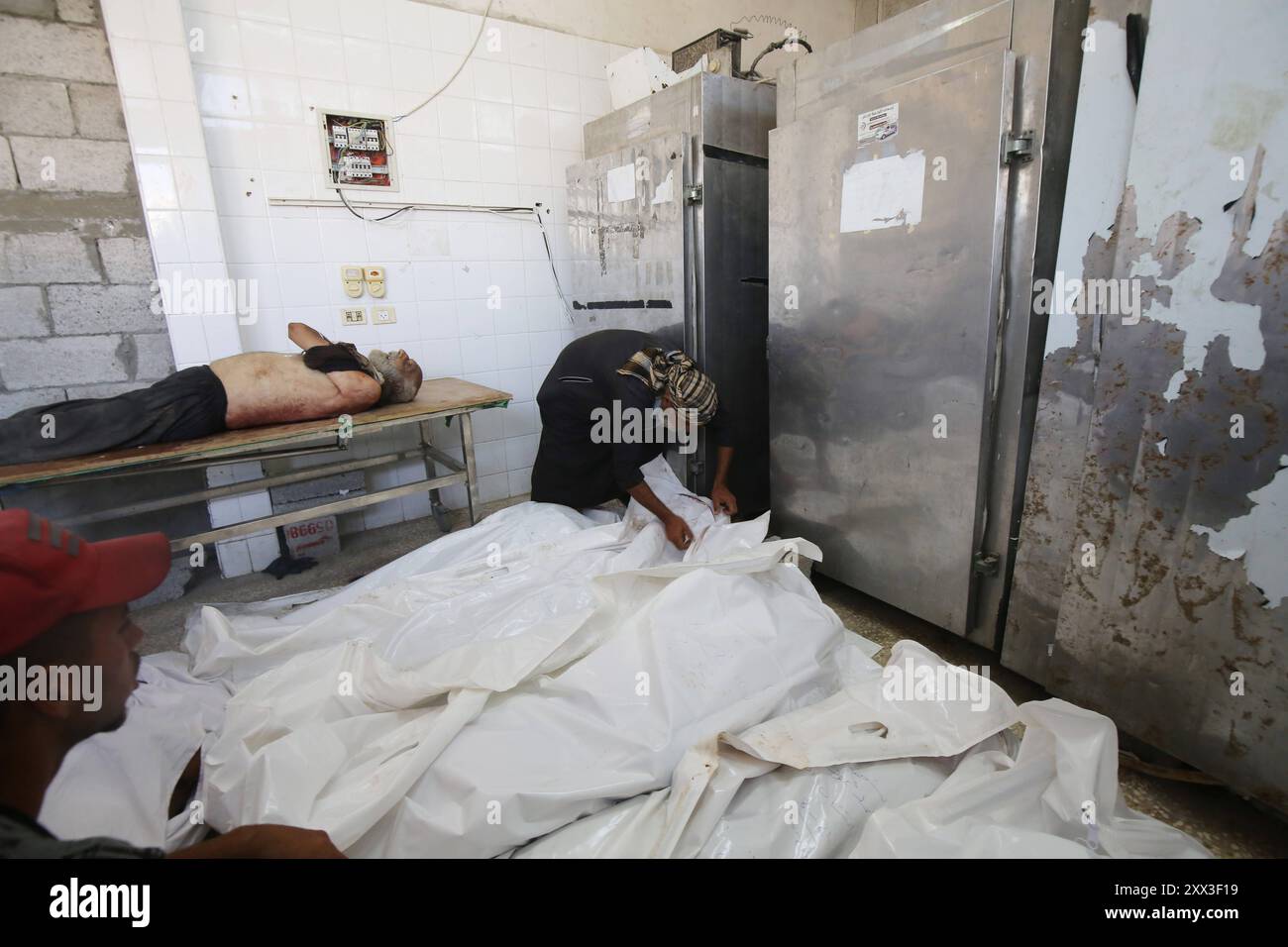 Relatives of Palestinians, including children, who died as a result of ...