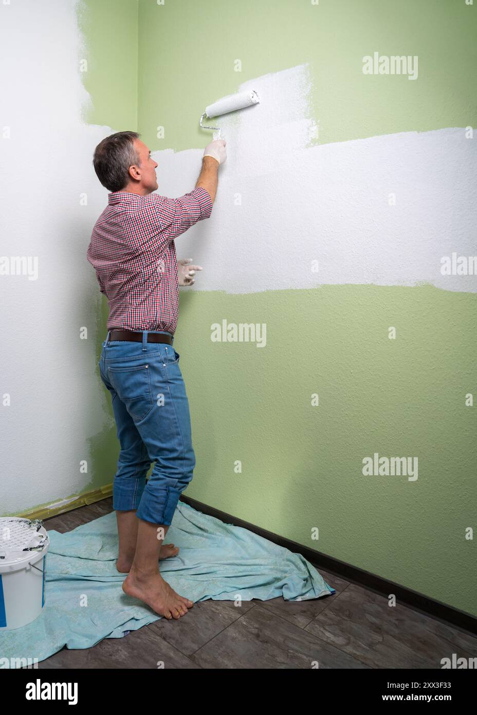 Person painting interior wall house hi-res stock photography and images ...
