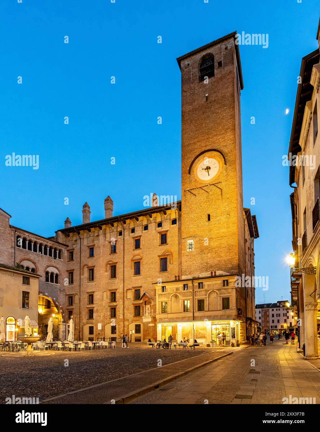 Palazzo del Podestà, Piazza Broletto, Mantua, Mantova, Italy Stock ...