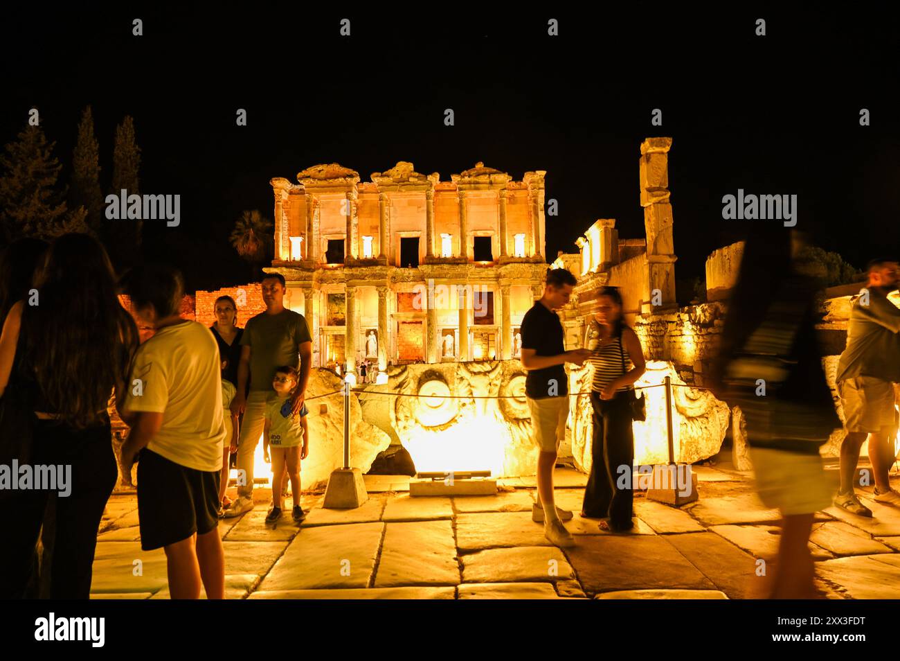 Izmir, T¨¹rkiye. 14th Aug, 2024. Tourists visit the ancient city of ...