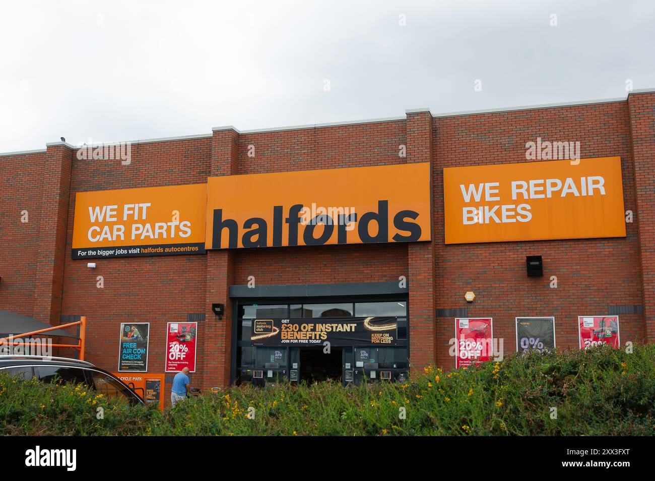Halfords retail business hi-res stock photography and images - Alamy