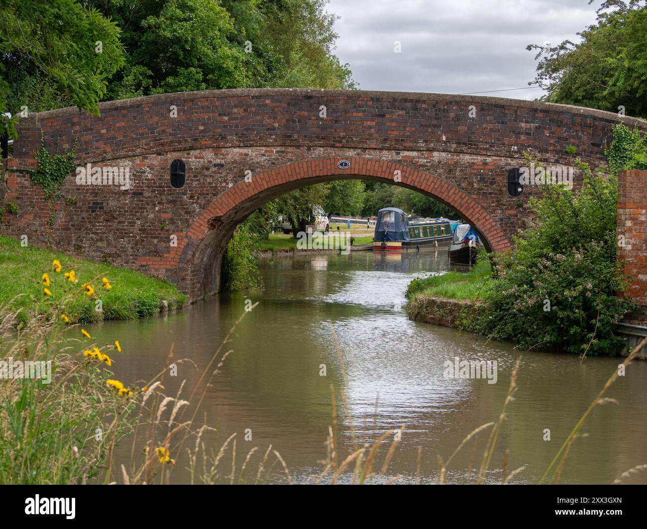 Canal bridge, Arm End Bridge No 2, over the Grand Union canal ...