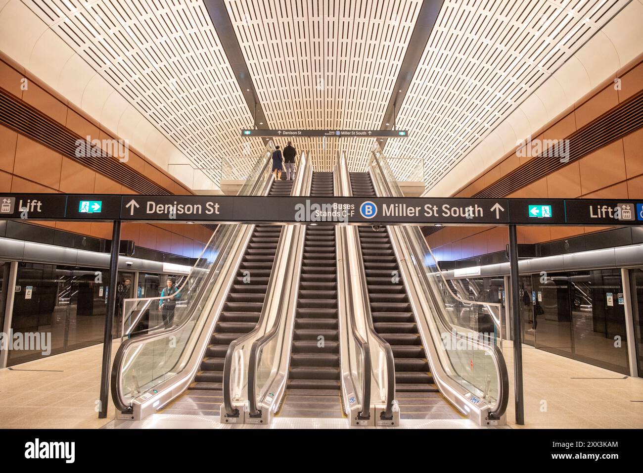 Victoria station platform hi-res stock photography and images - Alamy