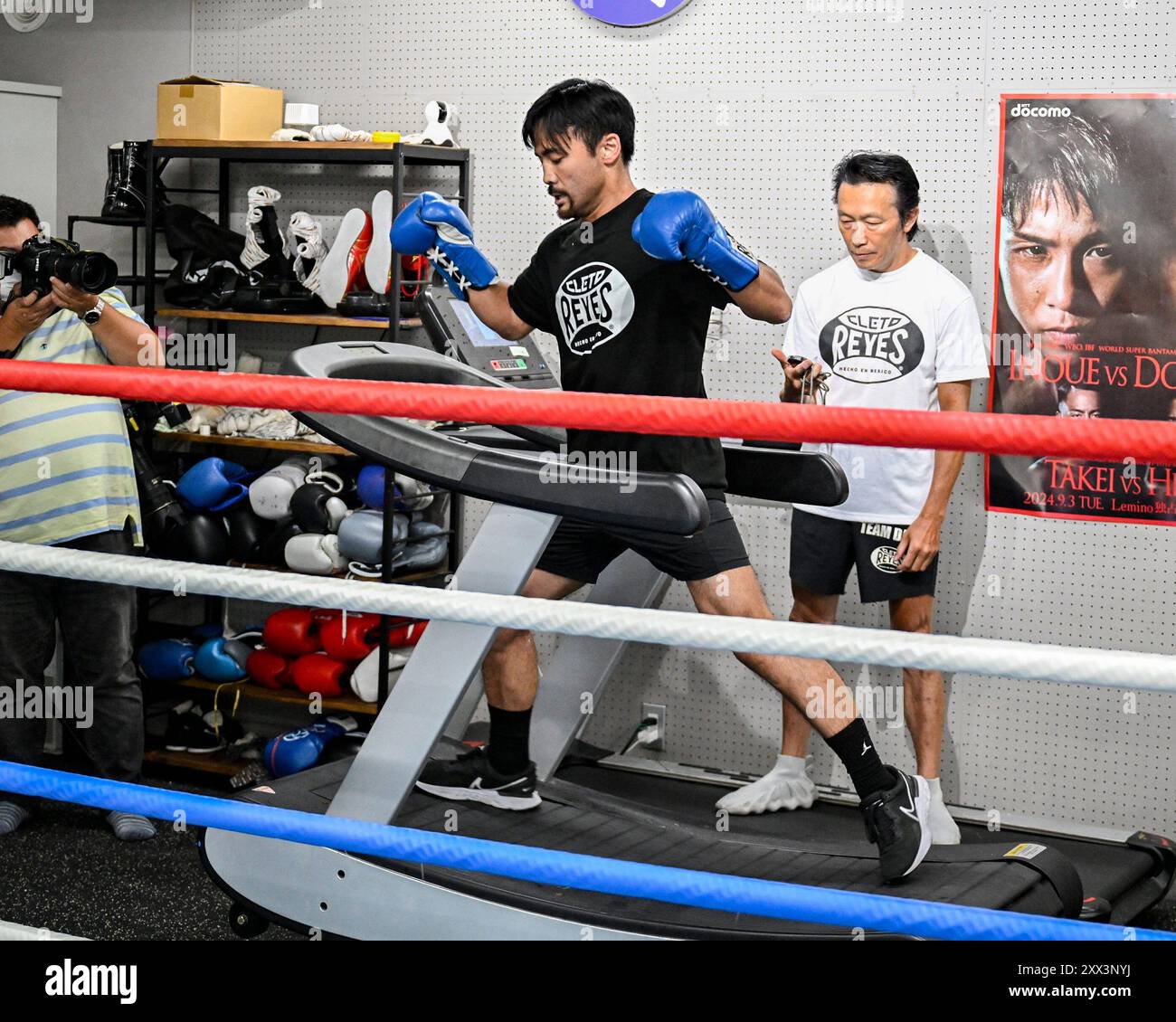 Tokyo, Japan. 19th Aug, 2024. Japan's Daigo Higa, left, and his trainer ...