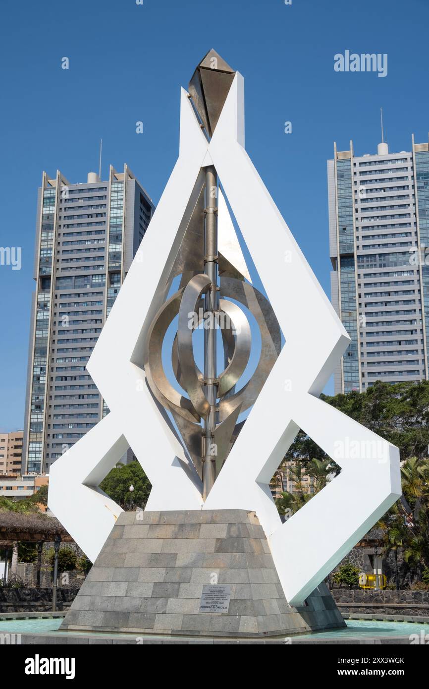 The Tribute to Santa Cruz, a wind toy sculpture by renowned Spanish ...