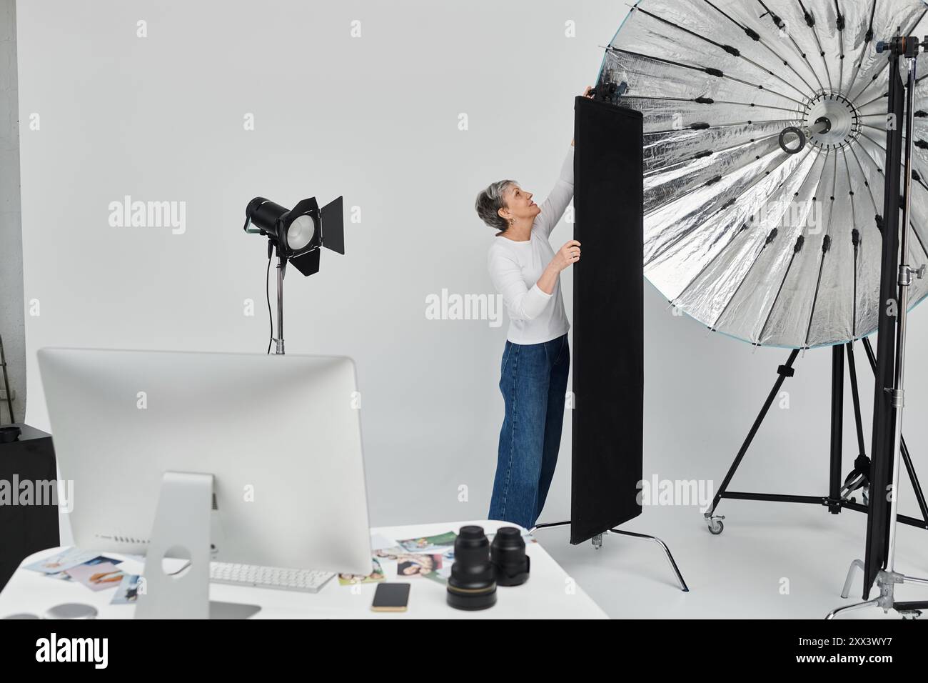 Lighting monitor hi-res stock photography and images - Alamy