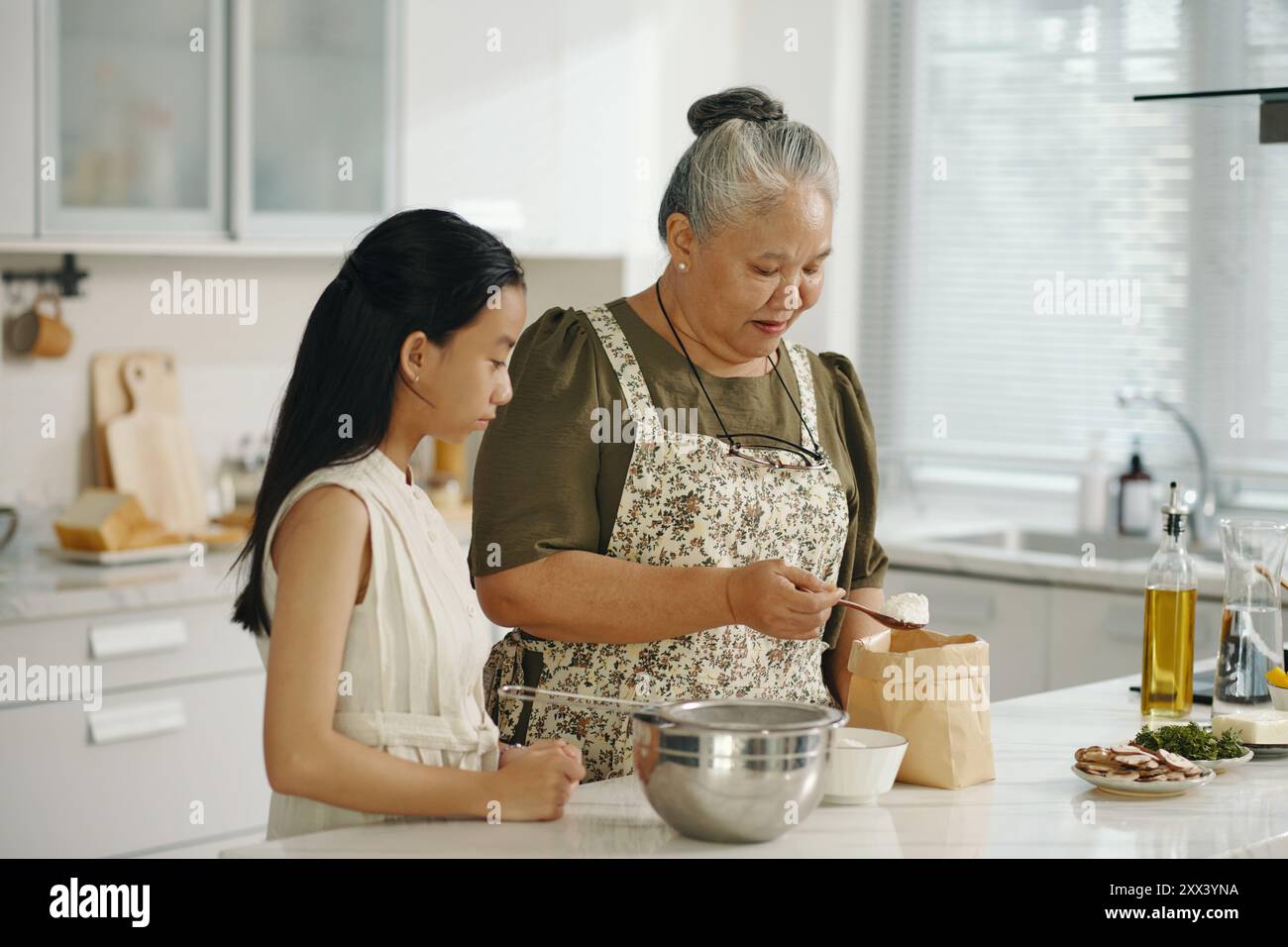 Grandma Teaching Her Granddaughter To Bake Stock Photo - Alamy