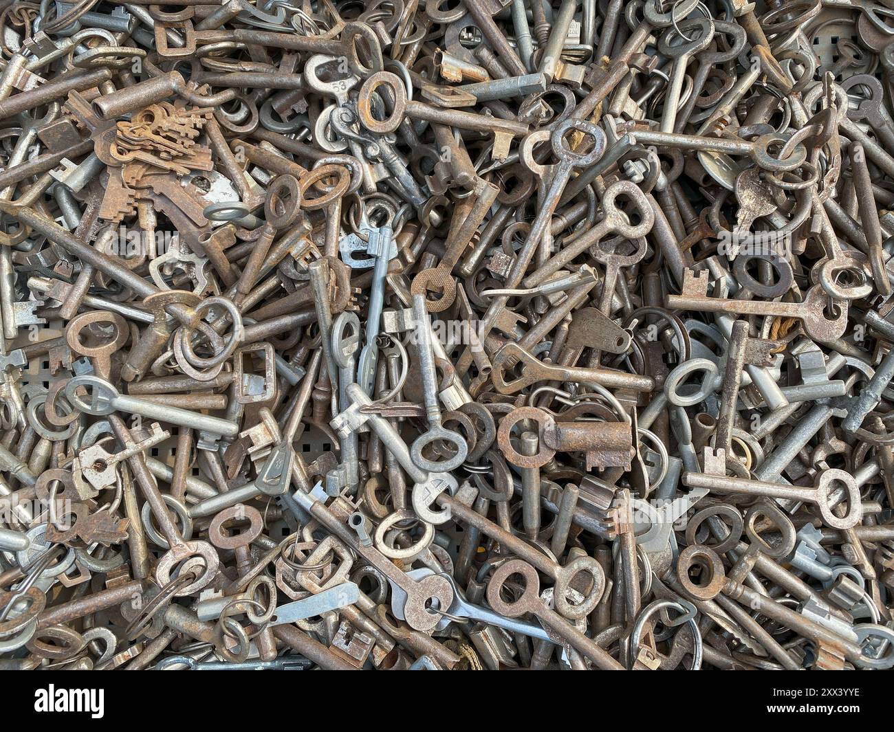 Pile of many different old metal keys Stock Photo - Alamy