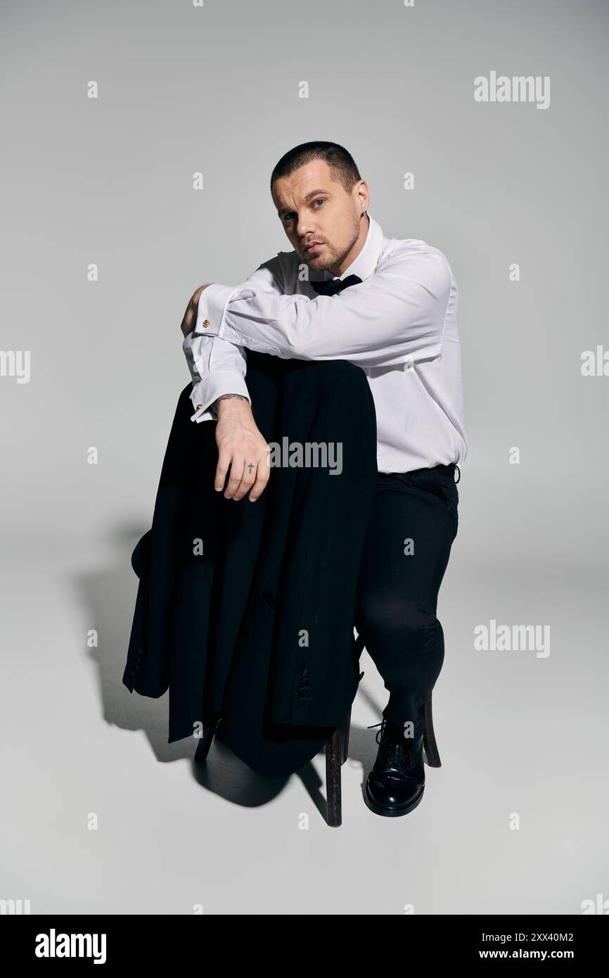 Black suit with white shirt and back tie hi-res stock photography and ...