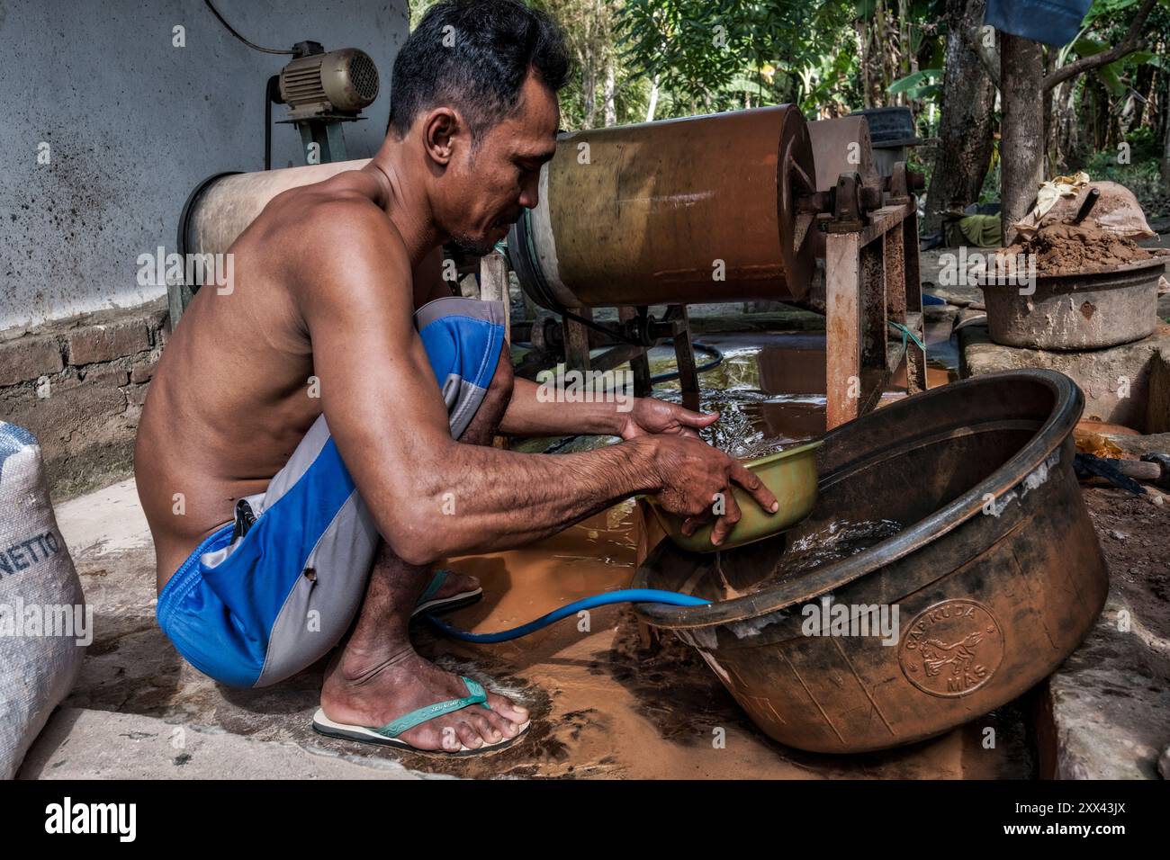 Indonesia artisanal mine hi-res stock photography and images - Alamy