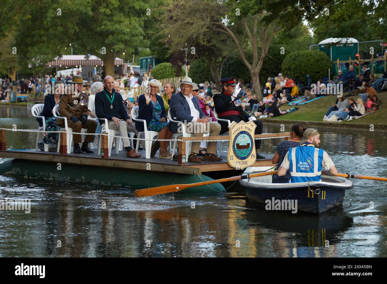 The Hythe Venetian Fete, decorated floats parade along the Royal ...