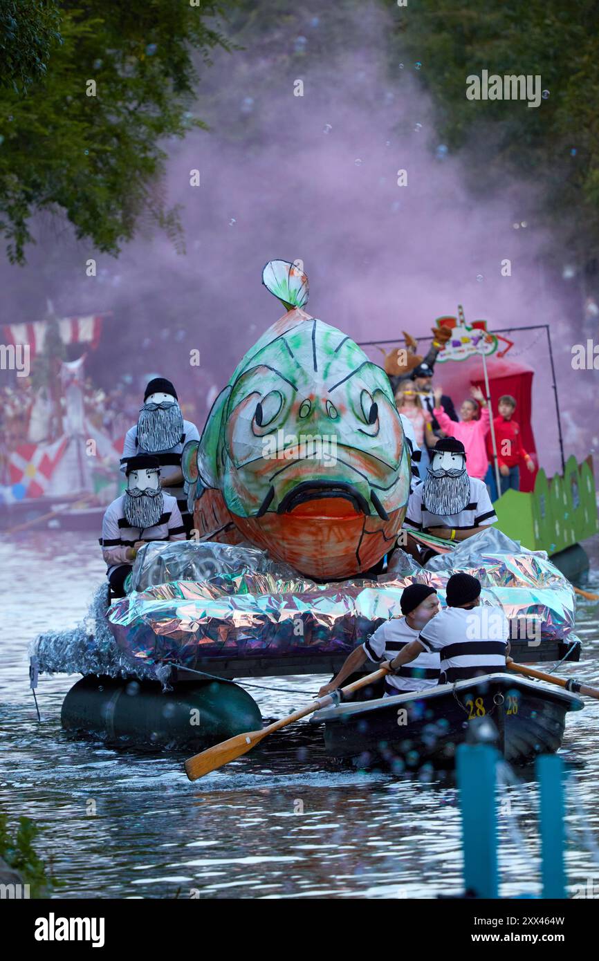 The Hythe Venetian Fete, decorated floats parade along the Royal ...