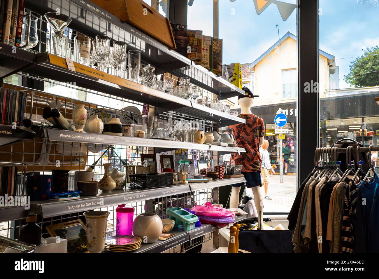 Charity shop shelves hi-res stock photography and images - Alamy