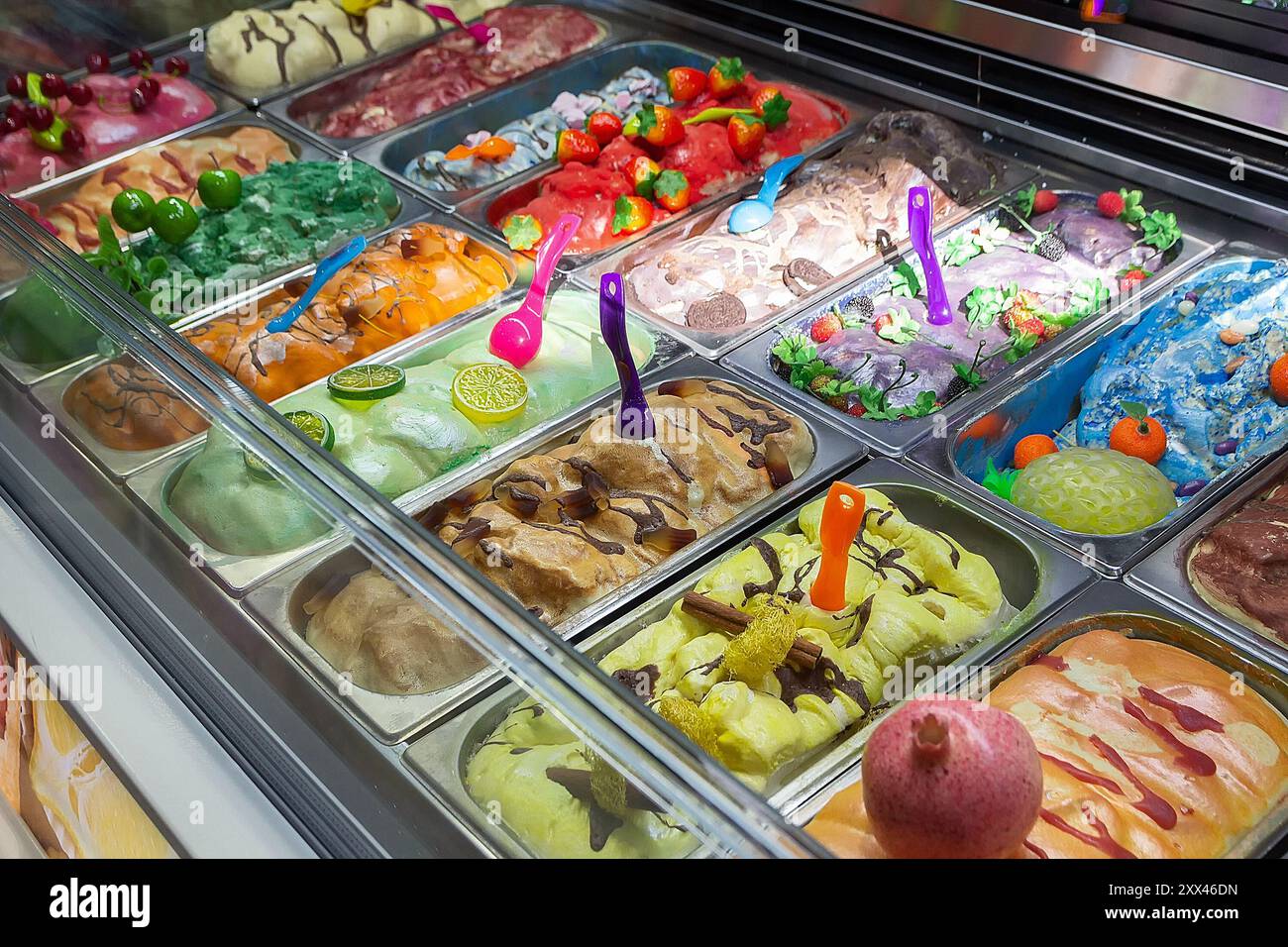 Strawberry fruit ice creams hi-res stock photography and images - Alamy