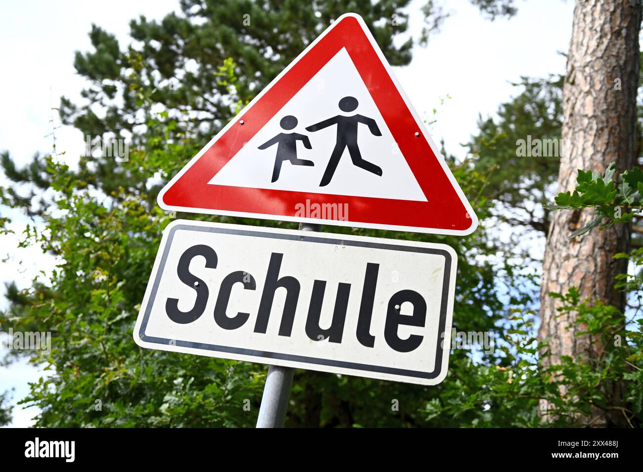 Schild mit Schulkinder-Symbol und Aufschrift Schule *** Sign with ...