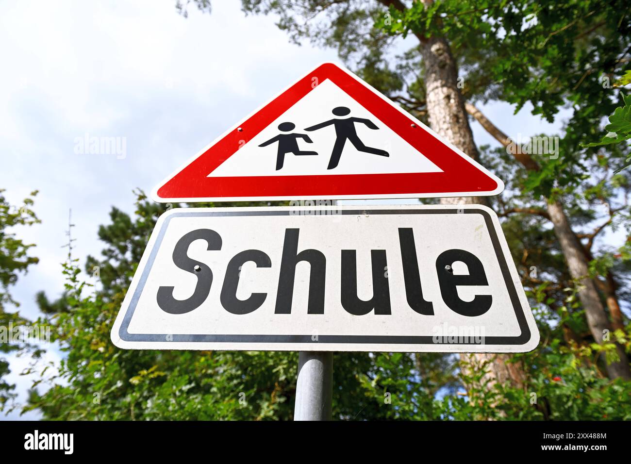 Schild mit Schulkinder-Symbol und Aufschrift Schule *** Sign with ...