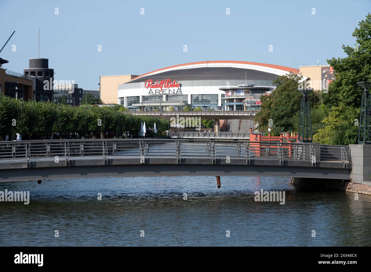 Blick auf die Rudolf Weber Arena, Veranstaltungshalle, mit Wasserflaeche, Centro Promenade ...